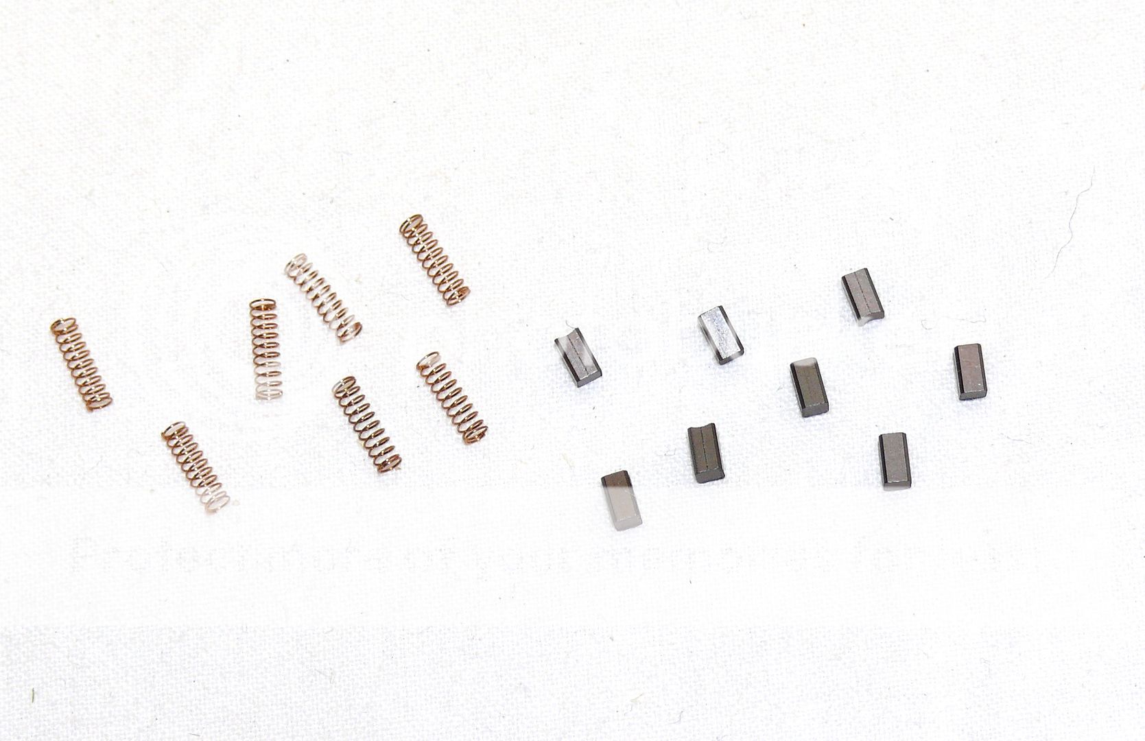 TRIX H0 43010370 / 43-0103-70 , 8 Kohlebürsten + 7 Federn für Loks ...