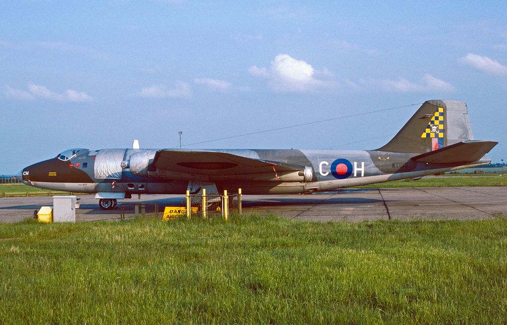 RAF Wyton 1980-1995 Pt 4 - 100 Sqn Canberras and Hawks - Aviation ...