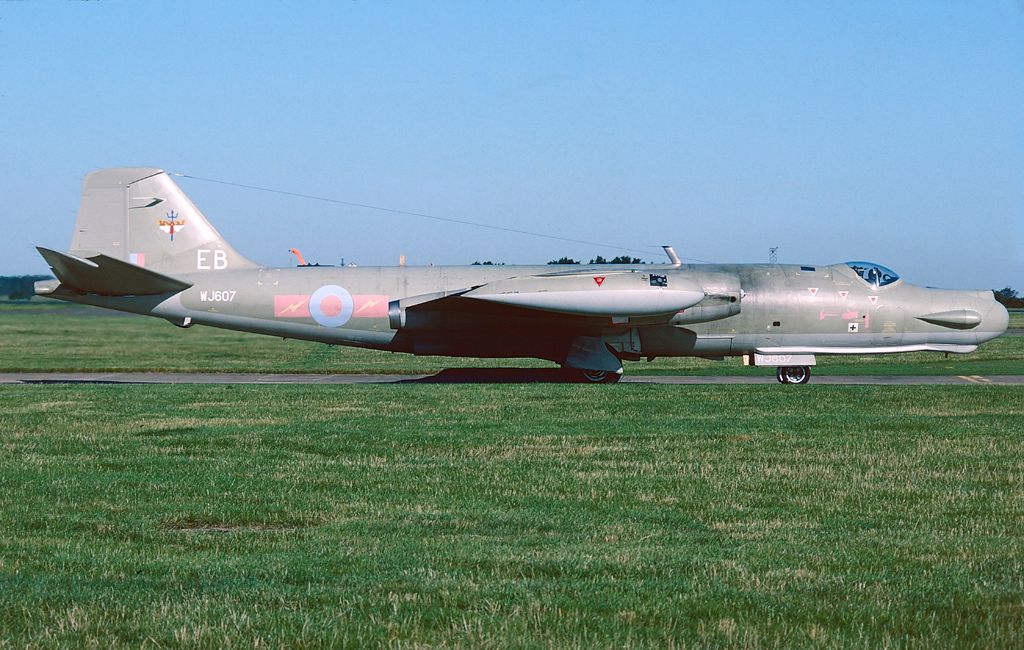 RAF Wyton 1980-1995 Pt 1 360 Sqn and ECM Canberras - Aviation ...