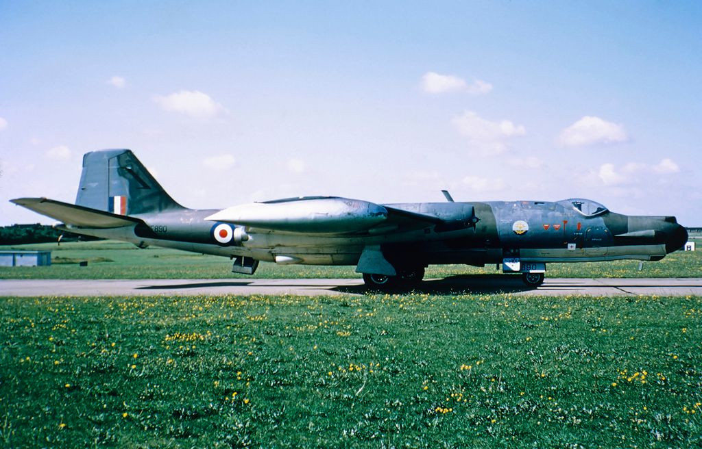 RAF Wyton 1980-1995 Pt 1 360 Sqn and ECM Canberras - Aviation ...