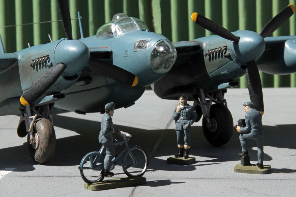 Tamiya 1/72 Mosquito B.IV with Paragon ResinPR.34 conversion - FINISHED ...
